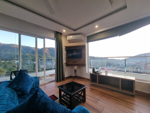 Quarto de Luxo, varanda, vista para a montanha | Secretária, secretária adequada para computadores portáteis