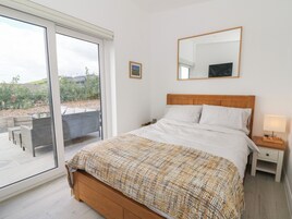 2 quartos, com decoração personalizada, com mobília individualizada 
