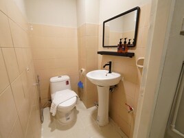 Quarto casal luxo | Banheiro | Chuveiro, chinelos, bidê, toalhas de banho