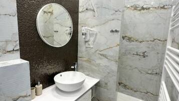 Casa (Double Deluxe Room (11)) | Banheiro | Chuveiro, toalhas de banho