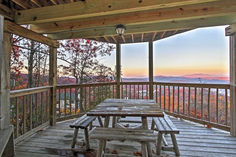 Hot Tub & Mtn Views: Scenic Cabin In Gatlinburg! - Gatlinburg, TN