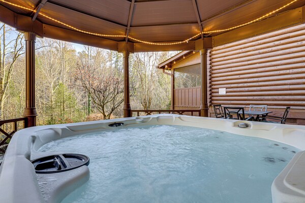 Pet-friendly Gatlinburg Cabin W/ Hot Tub! - Tennessee