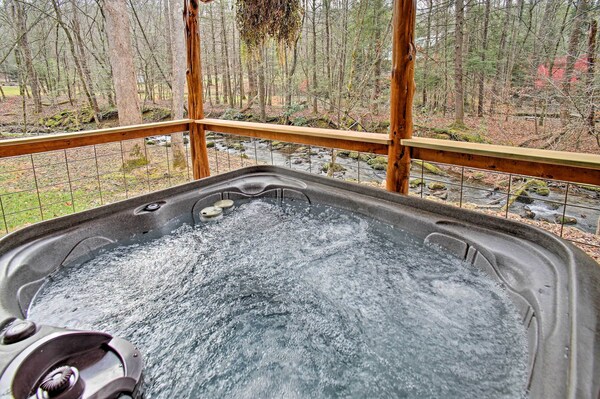 Creekside Cabin W/ Hot Tub In Gatlinburg! - Tennessee