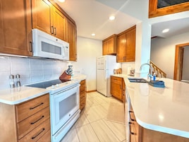 Quarto (Ridge & River 1 Bedroom Condo w/ loft) | Wi-fi grátis, com decoração personalizada, com mobília individualizada 
