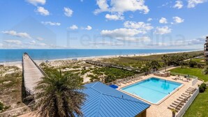 Resort com piscina, acesso à praia e um píer.
