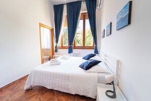 Quarto Duplo, vista para o jardim | Secretária, secretária adequada para computadores portáteis 