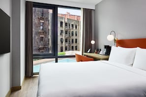 Quarto, 1 cama queen-size, vista para a piscina | Cofre no quarto, ferro/tábua de engomar, Wi-fi grátis