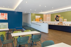 Café da manhã com buffet grátis todos os dias