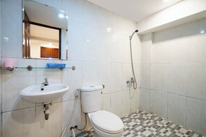 Quarto casal superior | Banheiro | Chuveiro, produtos de toalete grátis, toalhas de banho, sabonete