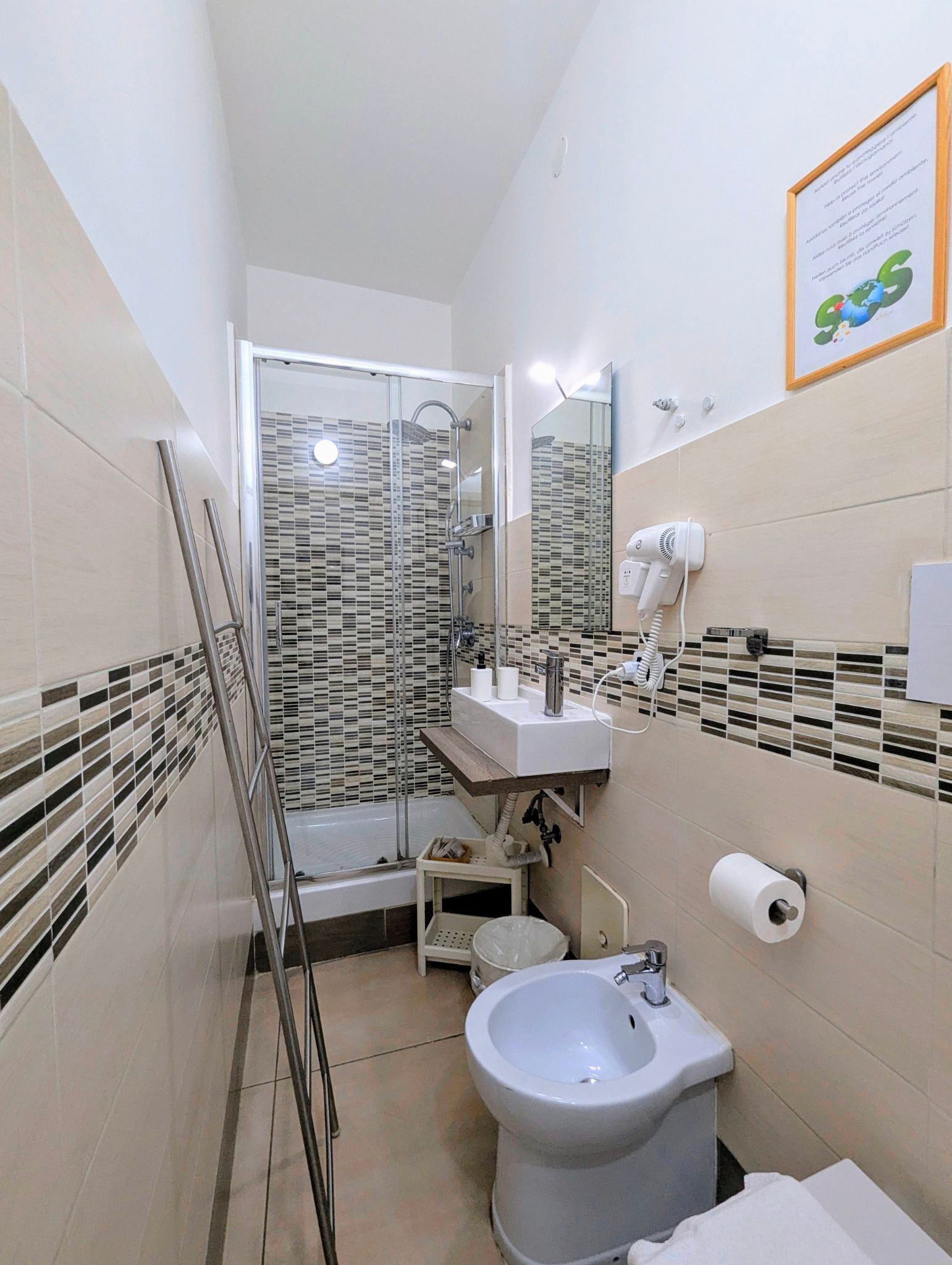 Quarto superior | Banheiro | Produtos de toalete grátis, secador de cabelo, bidê 