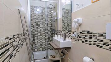 Quarto superior | Banheiro | Produtos de toalete grátis, secador de cabelo, bidê