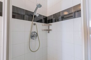 Apartamento, 2 quartos | Banheiro | Banheira, secador de cabelo, bidê, toalhas de banho