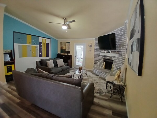 Modern Comfort Near Military Bases & Shopping Walk To Parks & Lakes! - Canyon Springs - San Antonio