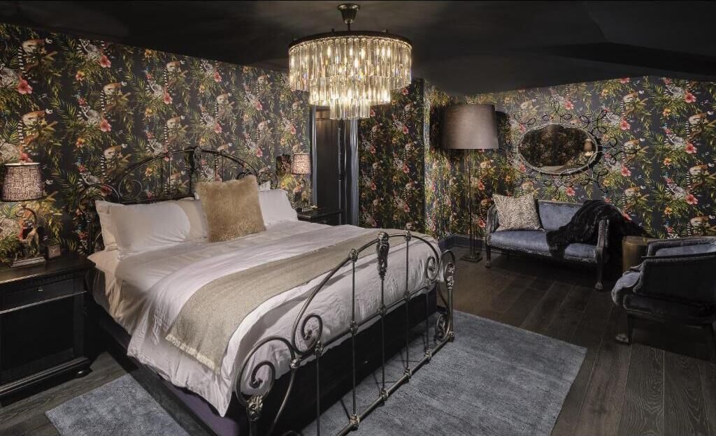 Quarto Duplo Deluxe, varanda | Cofre com capacidade para portátil 