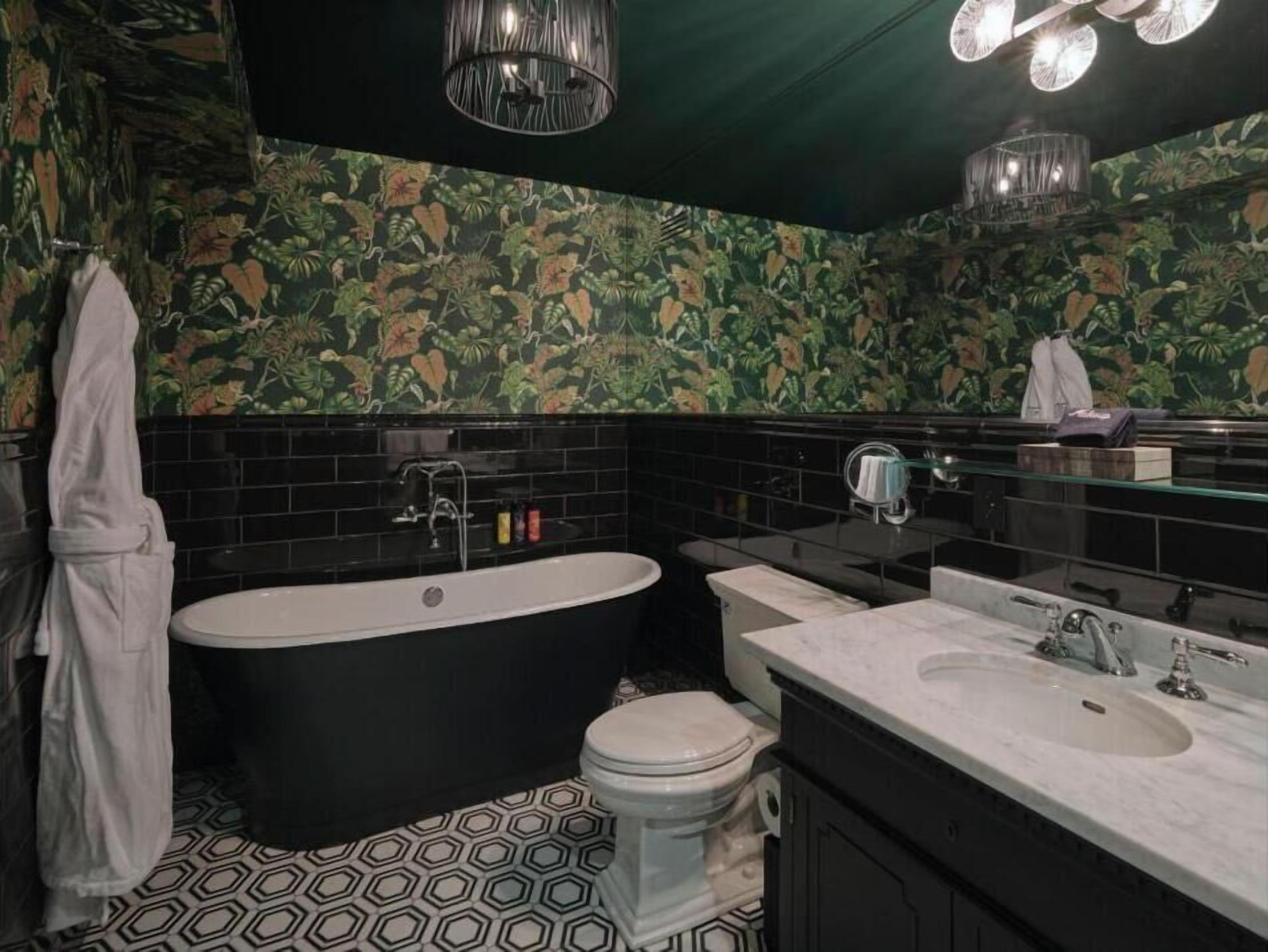 Quarto Duplo Deluxe, varanda | Casa de banho | Um polibã e uma banheira separados, um secador de cabelo, chinelos 