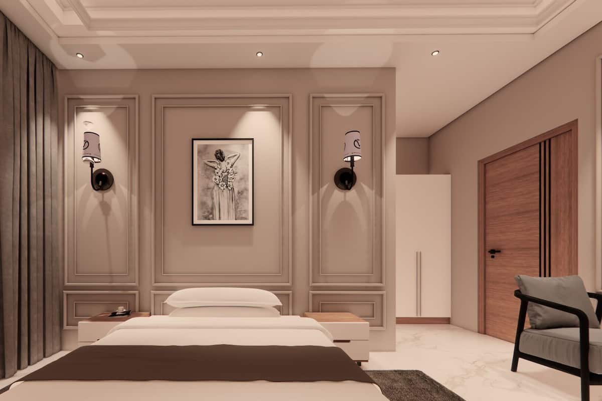 Quarto moderno com uma cama grande, uma cadeira e um guarda-roupa.