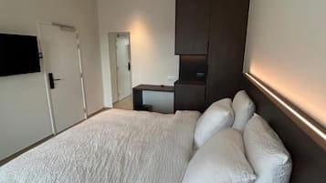 Quarto casal conforto, sacada | Roupas de cama premium, frigobar, cofres nos quartos, escrivaninha