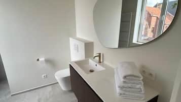 Quarto casal conforto, sacada | Banheiro | Chuveiro, chuveiro com efeito de chuva, secador de cabelo, piso aquecido