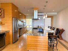 Apartamento luxo | Cozinha americana privada | Mesas de jantar