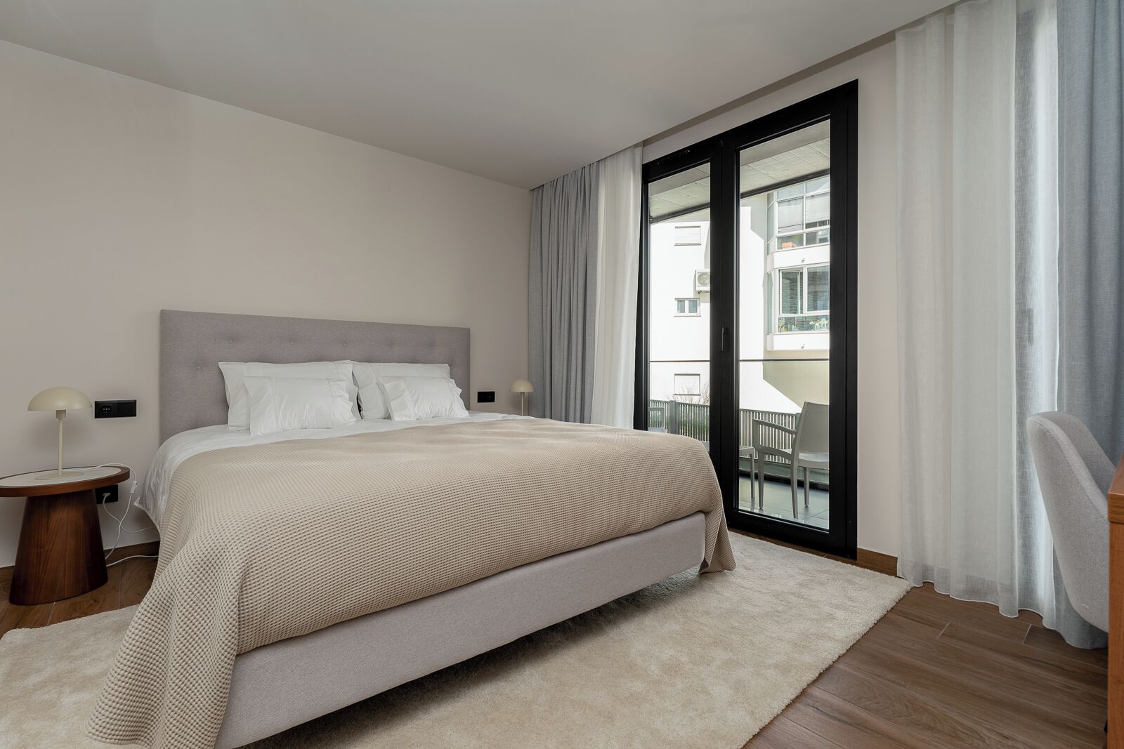 Apartamento superior, sacada | Quartos à prova de som, Wi-Fi de cortesia, roupa de cama