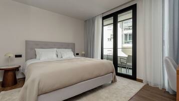 Apartamento superior, sacada | Quartos à prova de som, Wi-Fi de cortesia, roupa de cama