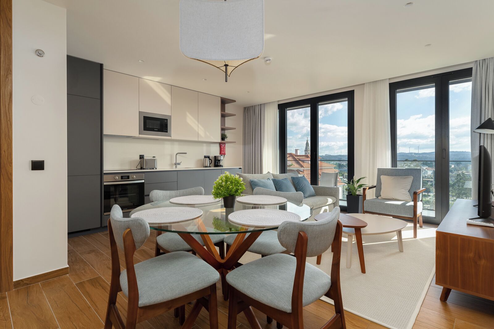 Apartamento luxo, vista para a cidade | Cozinha privada | Geladeira grande, micro-ondas, torradeira, cadeirão de bebê