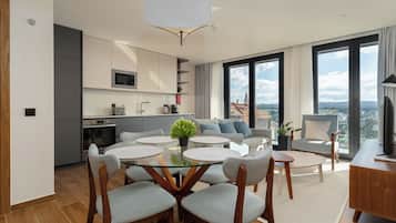 Apartamento luxo, vista para a cidade | Cozinha privada | Geladeira grande, micro-ondas, torradeira, cadeirão de bebê