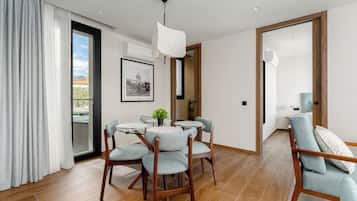 Apartamento luxo, vista para a cidade | Área de estar | TV LED 80 cm com canais a cabo