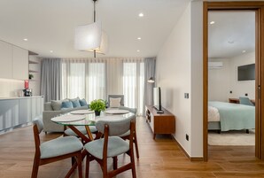 Apartamento Deluxe, Vista para a cidade | Sala de estar