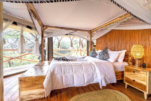 Quarto de Luxo, varanda, vista para o vale | Secretária, secretária adequada para computadores portáteis