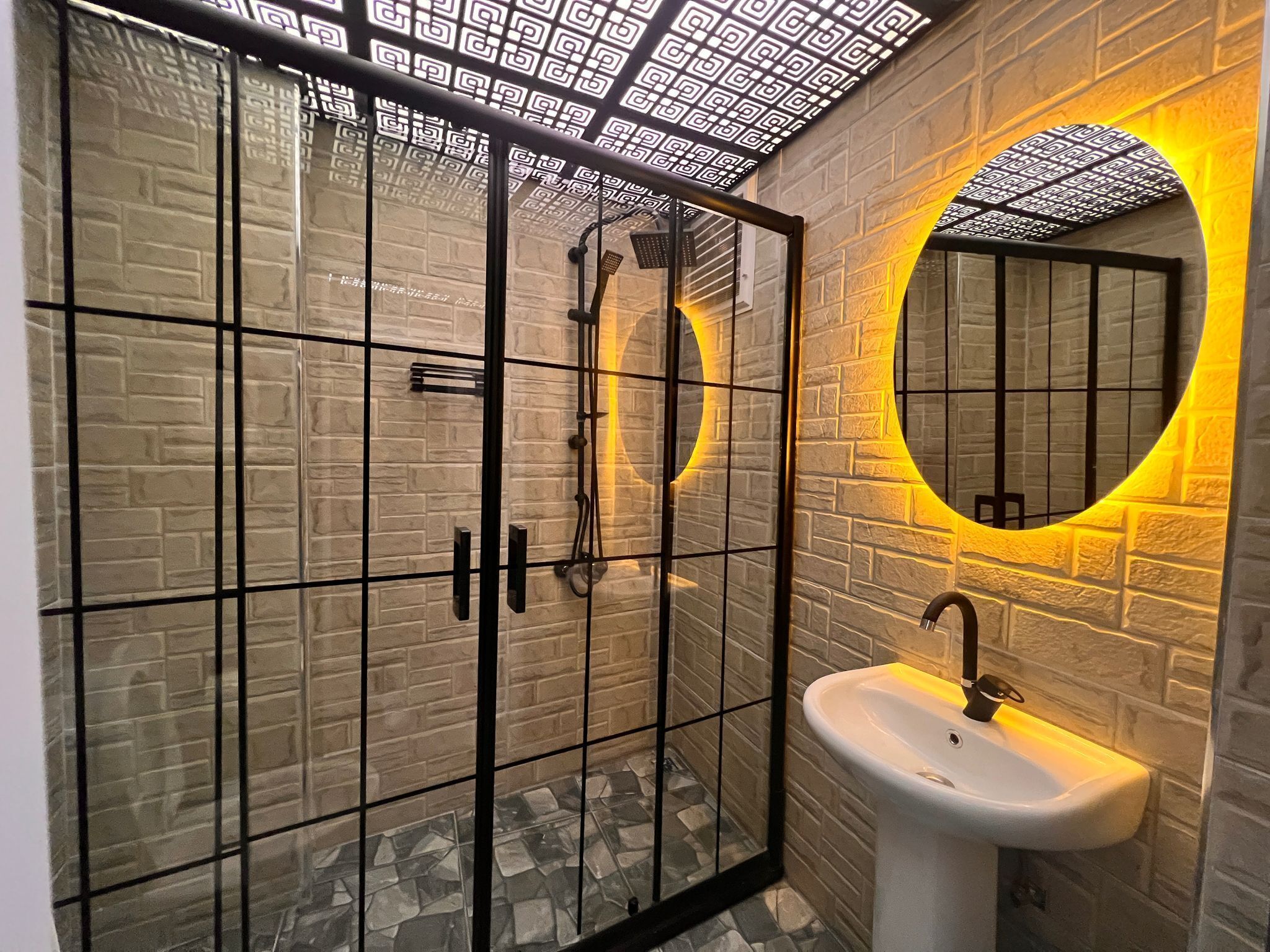 Quarto Deluxe | Casa de banho | Uma banheira de hidromassagem, um chuveiro fixo 
