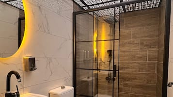 Quarto Clássico, Vista para a cidade | Casa de banho | Um polibã, um chuveiro fixo, artigos de higiene pessoal grátis