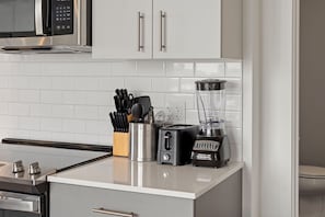 Suite Empresarial, Vista para a cidade | Cozinha privada | Um frigorífico, um micro-ondas, um forno, uma placa de cozinha