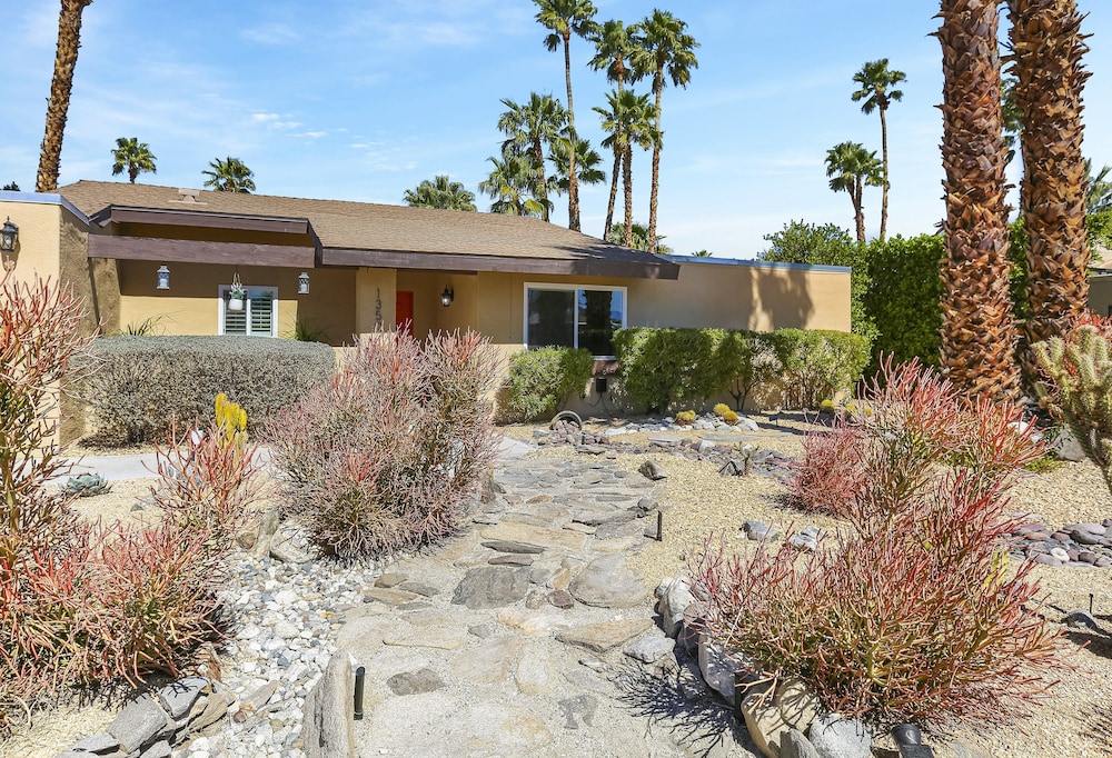 Tranquil Padua Pad - Palm Springs, CA