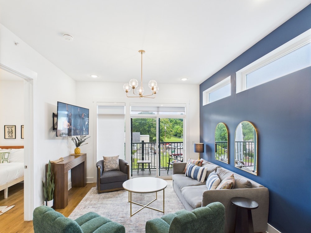 Gallatin Retreat-private Balcony-in East Nashville - Nashville, TN