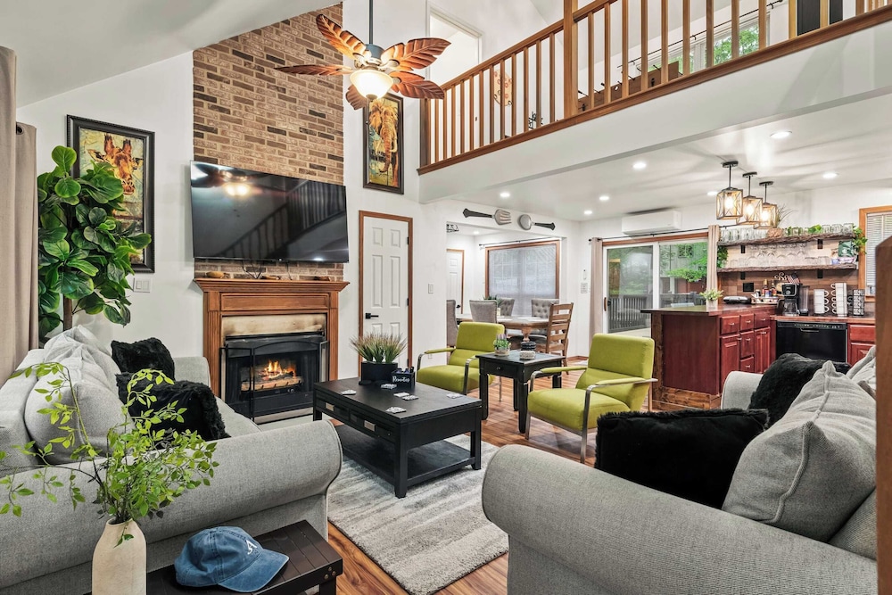 Stylish Mountain Retreat W/ Hot Tub & Firepit Penn Estate Getaway By Avantstay - Tannersville, PA
