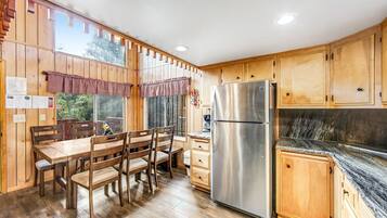 Cabine, várias camas, acesso à piscina, vista para a montanha (VC653) | Cozinha privada | Uma cafeteira/bule