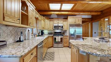 Cabine, várias camas, pátio, vista para a montanha (VC513) | Cozinha privada | Uma cafeteira/bule