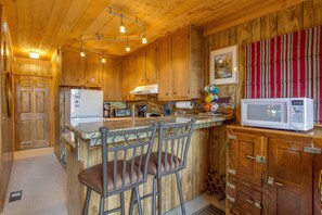 Cabine, várias camas, acesso à piscina, vista para a montanha (VC247) | Cozinha privada | Uma cafeteira/bule