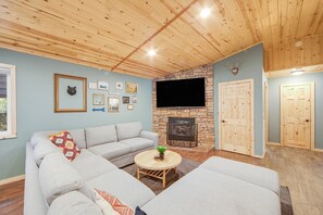 Cabana, várias camas, acesso à piscina, vista para a montanha (357) | Área de estar | Lareira