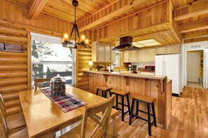 Casa, várias camas, acesso à piscina, vista para a montanha (2561) | Cozinha privada | Uma cafeteira/bule