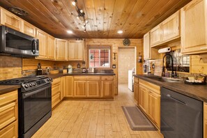 Cabine, várias camas, acesso à piscina, vista para a montanha (2544) | Cozinha privada | Uma cafeteira/bule 