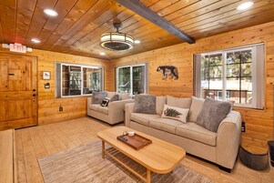 Cabana, várias camas, acesso à piscina, vista para a montanha (2544) | Área de estar | Lareira