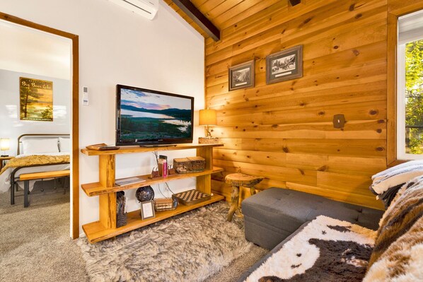 Cabine, várias camas, acesso à piscina, vista para a montanha (2560) | Sala de estar | Lareira