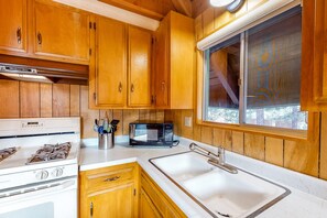 Cabine, várias camas, acesso à piscina, vista para a montanha (VC301) | Cozinha privada | Uma cafeteira/bule