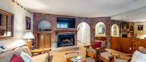 Condo, várias camas, acesso à piscina, vista para a montanha (VC331) | Área de estar | Lareira