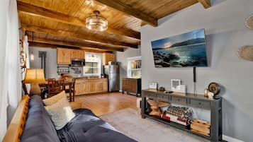 Cabana, várias camas, acesso à piscina, vista para a montanha (VC618) | Área de estar | Lareira