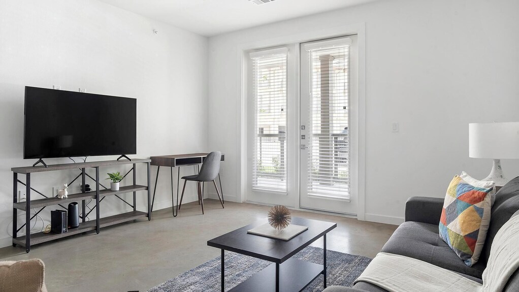 Landing | Chic 1bd, Pool, Clubhouse - Lakeway, TX