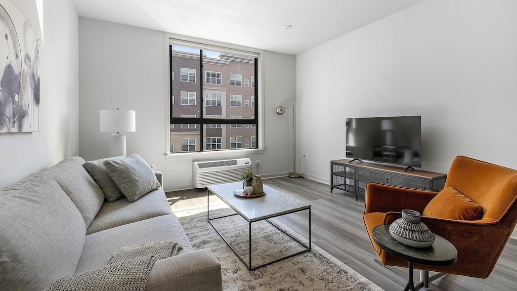 Landing | Modern 1bd, Gym, Courtyard - Staten Island