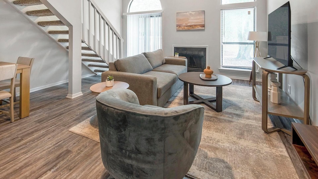 Landing | Beautiful 2bd, Clubhouse, Gym - Germantown